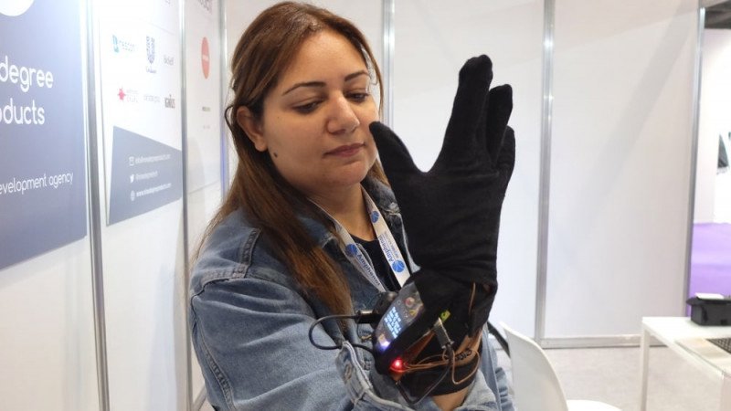 These Smart Gloves Can Translate Sign Language Into Speech